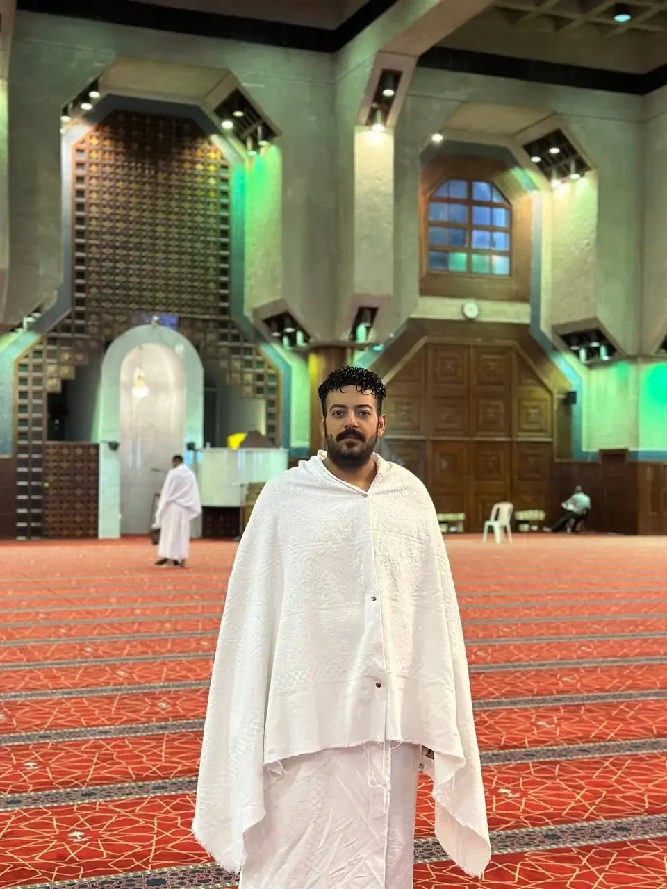 زوجة إسماعيل الليثي تقدم عجل صدقة وتدعو له بالرحمة بعد حادث السير المأساوي